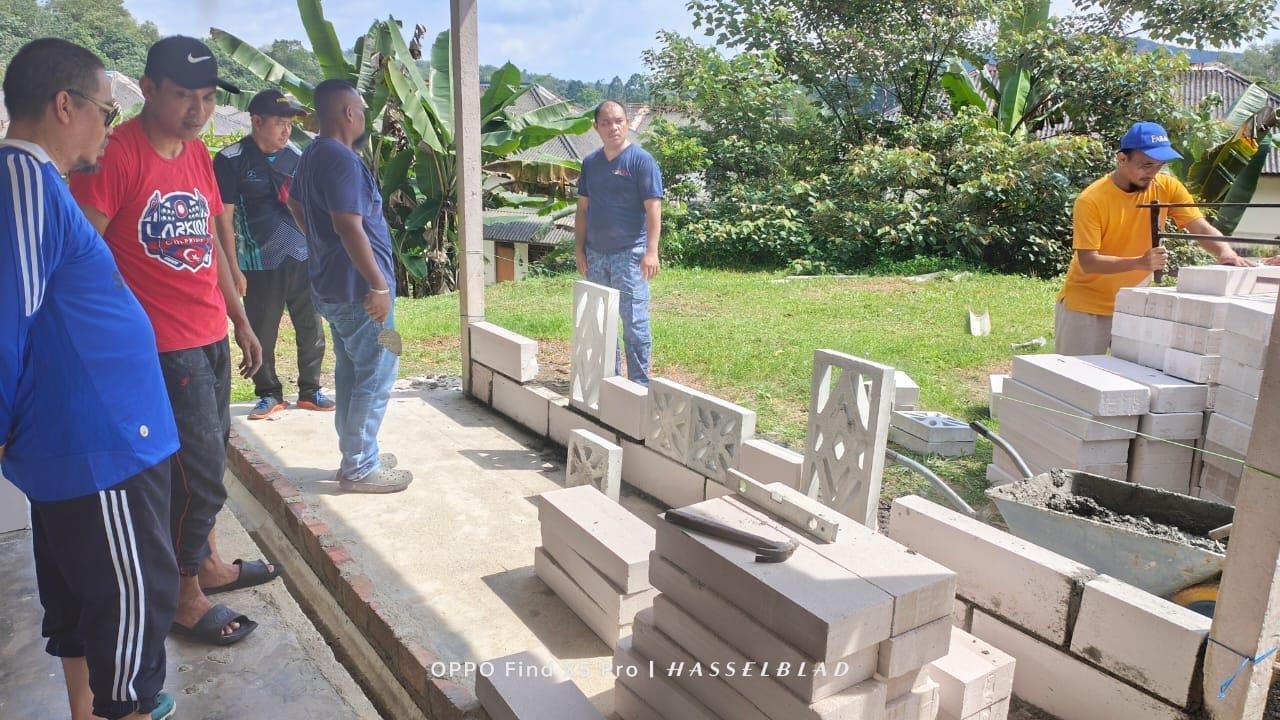 Gotong – Royong buat tempat solat luar Surau Desa Bakti UTM