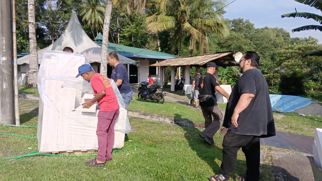 Gotong – Royong buat tempat solat luar Surau Desa Bakti UTM