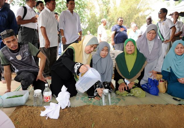 General : Ishak Ismail's Remains Buried | Ts. Dr. Mohd Nur Asmawisham ...