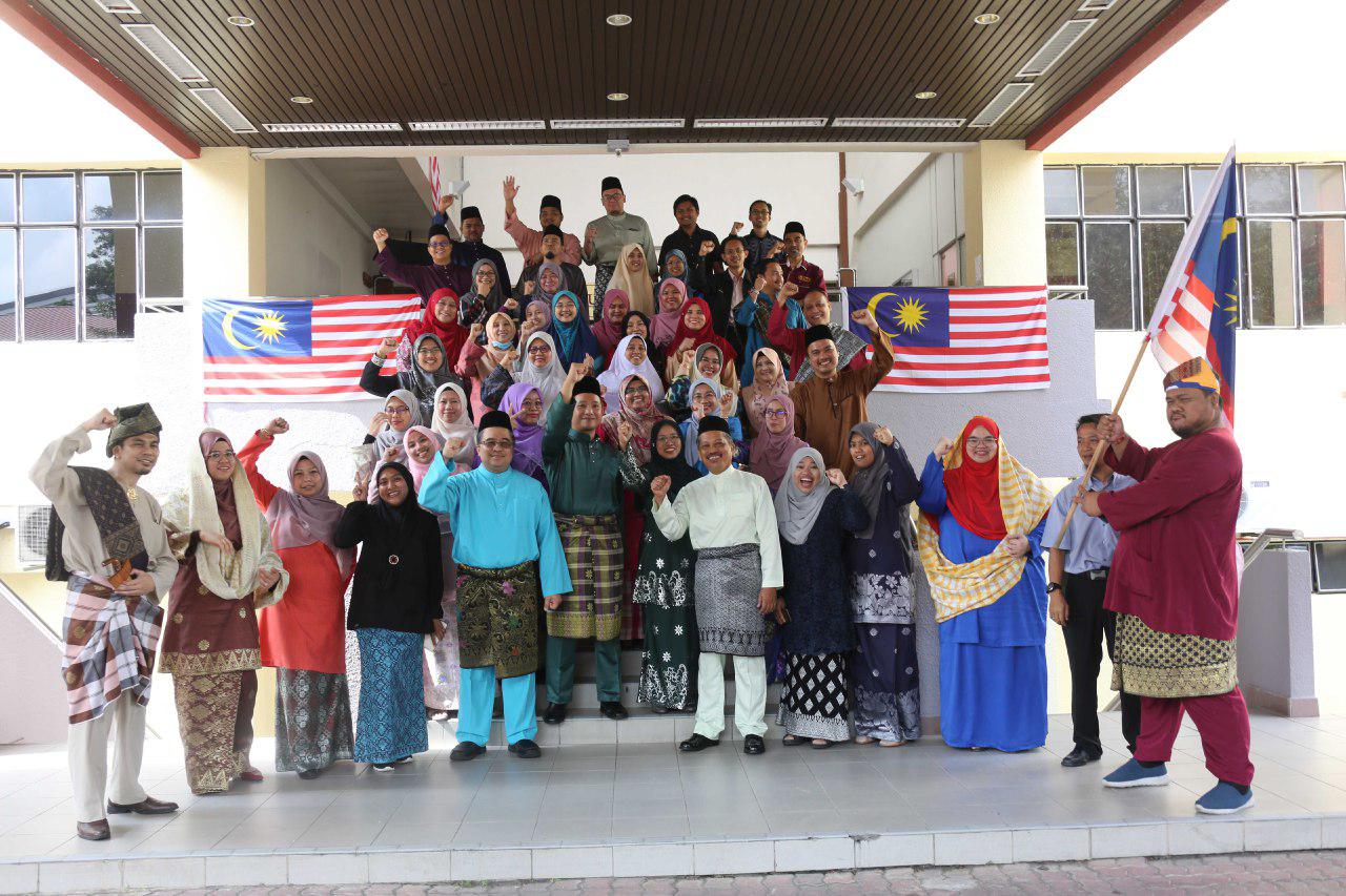 HARI BAJU SONGKET | Emily