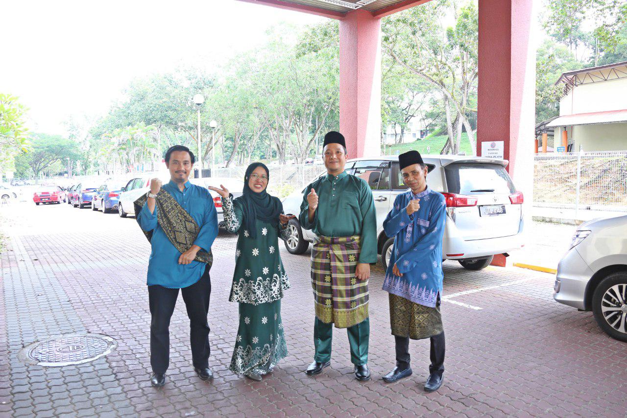 HARI BAJU SONGKET | Emily