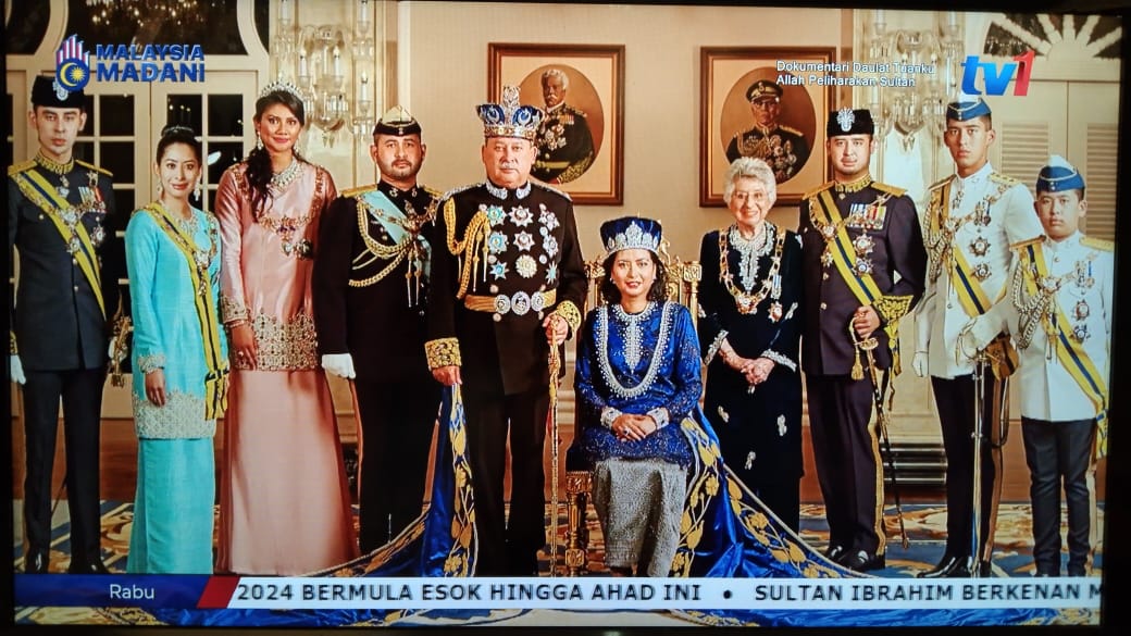 Sultan Johor tidak memakai Tengkolok tetapi Mahkota, tidak memakai ...