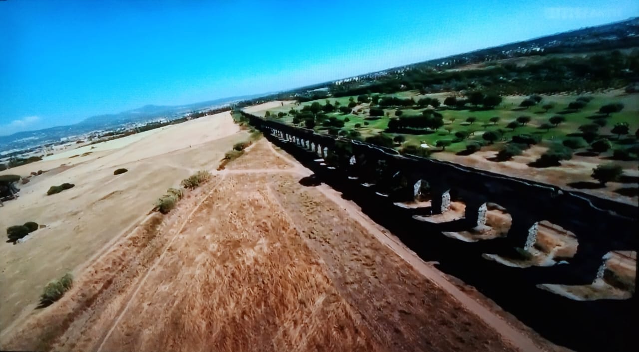 Aqueducts adalah saluran paip air di zaman Roman, sepanjang 500km ...